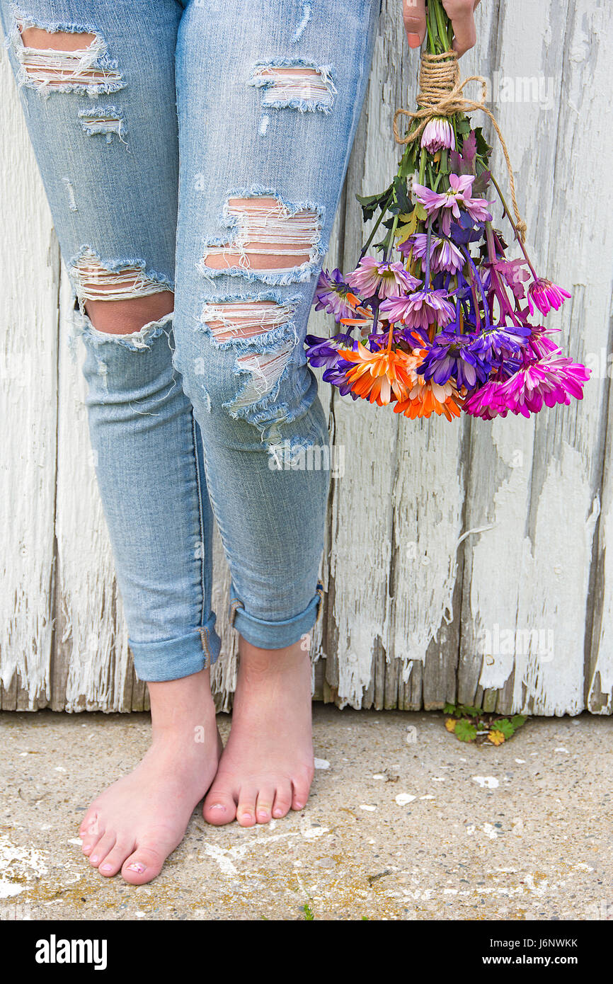 Mädchen barfuß jeans -Fotos und -Bildmaterial in hoher Auflösung – Alamy