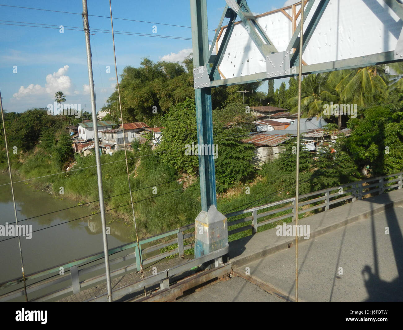 Die Candaba Golden Gate Bridges befinden sich über dem Pampanga River ...