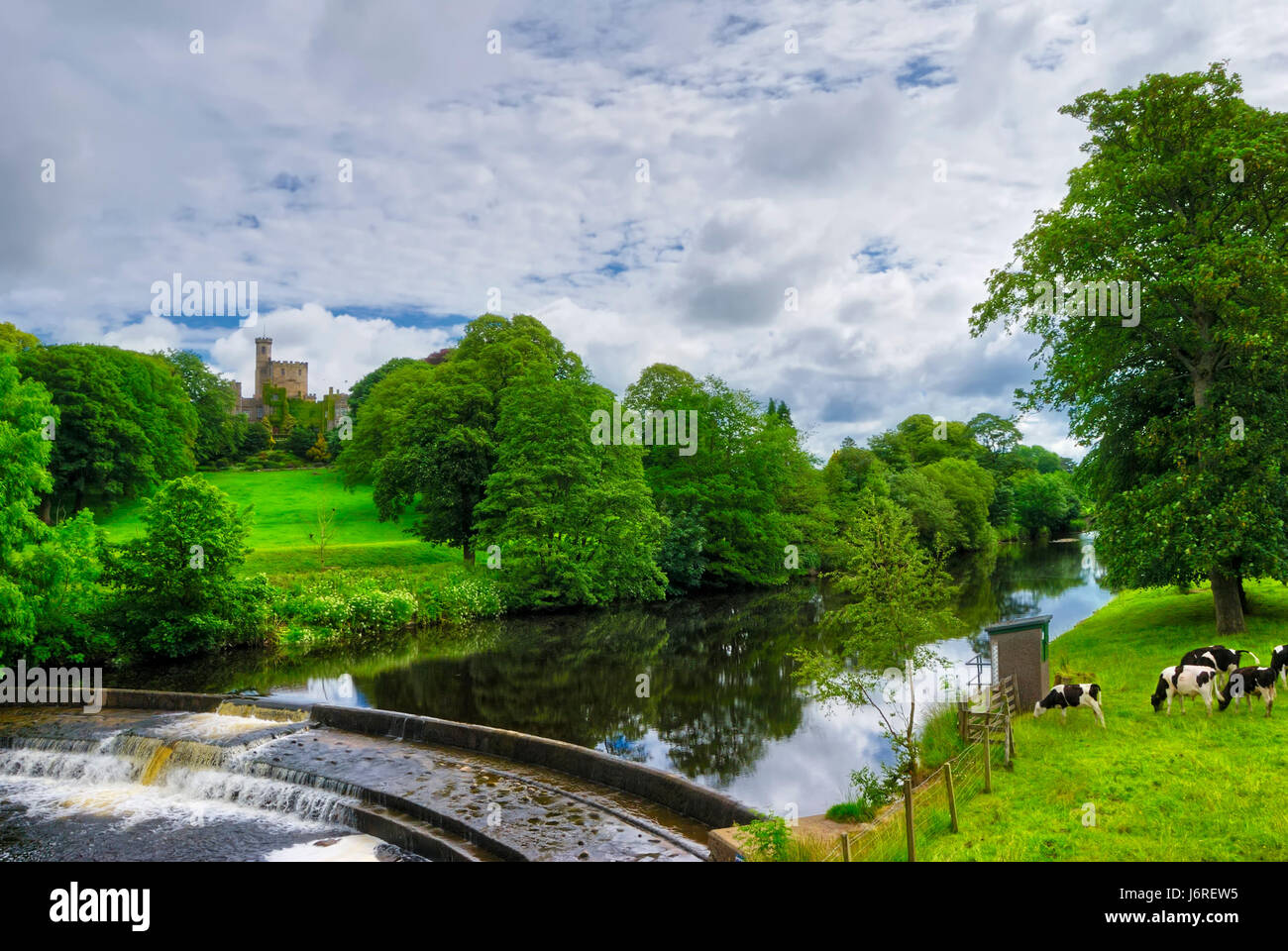 Schloss Fluss Wasser Schloss Wehr historischen Baum Bäume Holz im ...