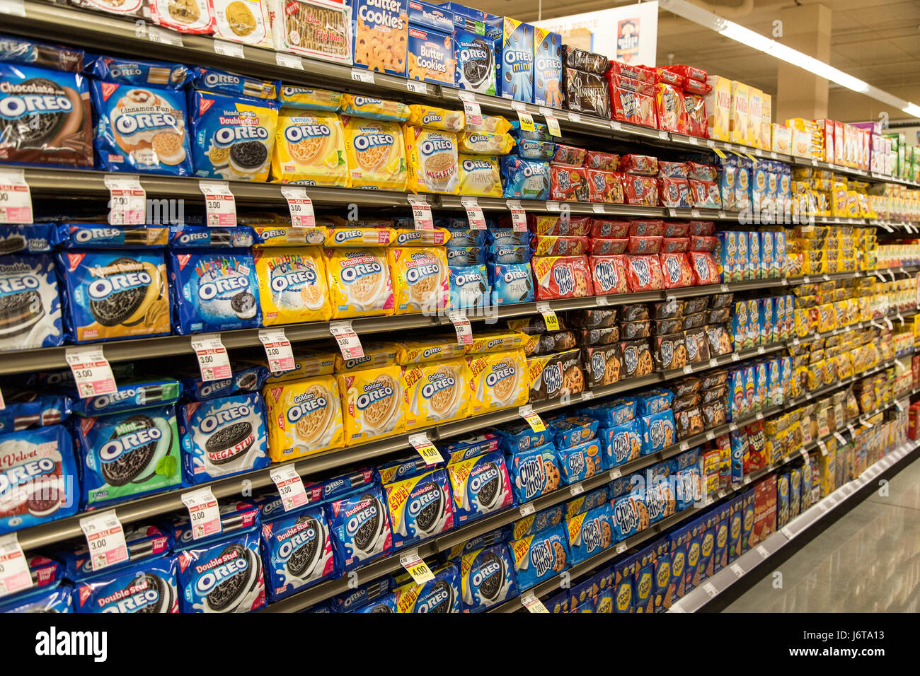 Pakete von Oreo Cookies auf den Regalen der ein Lebensmittelgeschäft ...