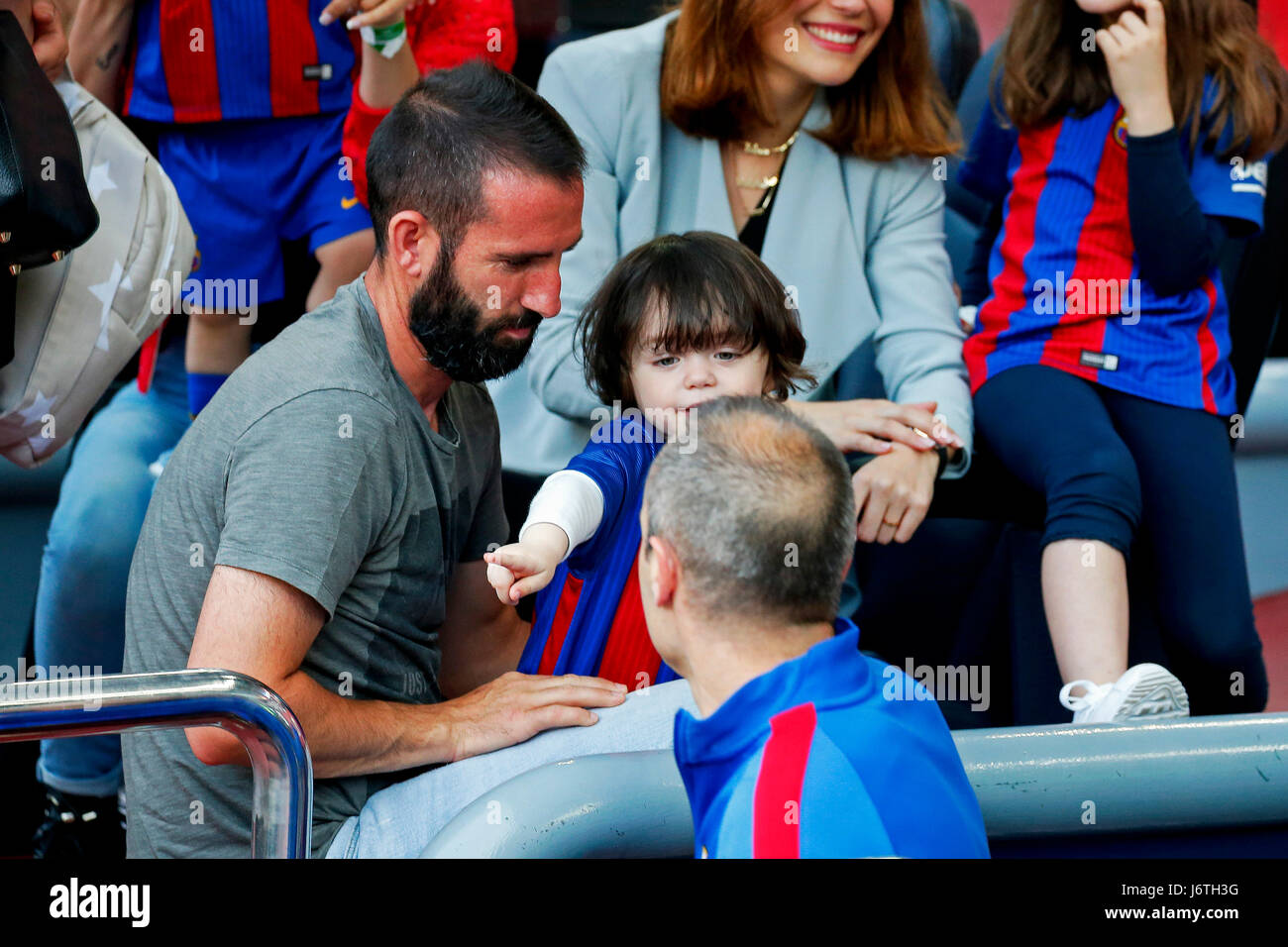 Anna Ortiz, la Mujer de Andres Iniesta, En el Camp Nou con Sus Dos ...
