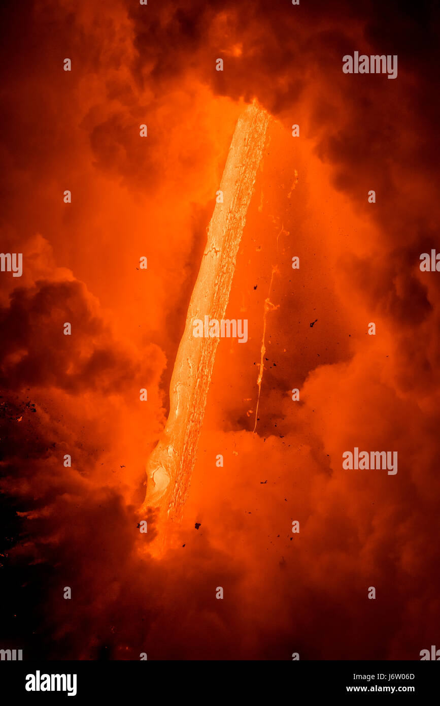 Ein Lavastrom auf der big Island von Hawaii bekannt als Feuer Schlauch ...