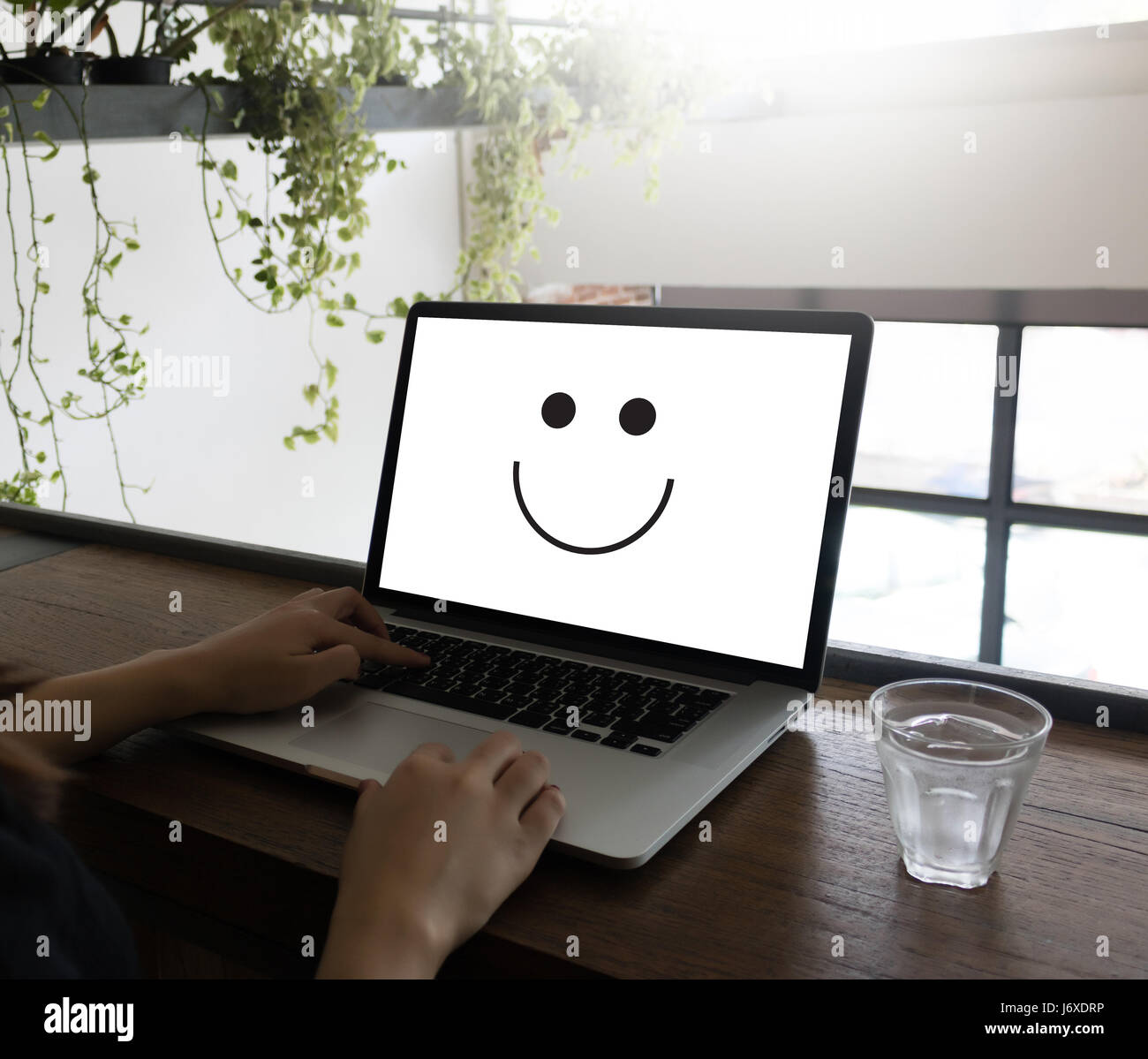 Hand holding smiley face emoticon -Fotos und -Bildmaterial in hoher ...