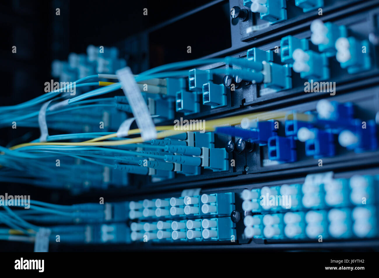 Netzwerk-Kabel auf den Data Server gewechselt wird Stockfotografie - Alamy