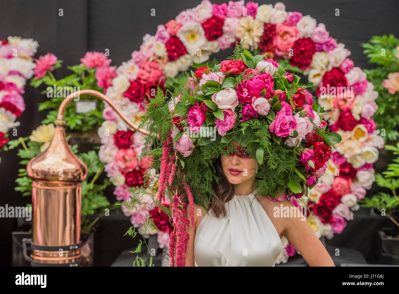 London, UK. 22. Mai 2017. Modelle tragen Hüte von Pfingstrosen auf die ...