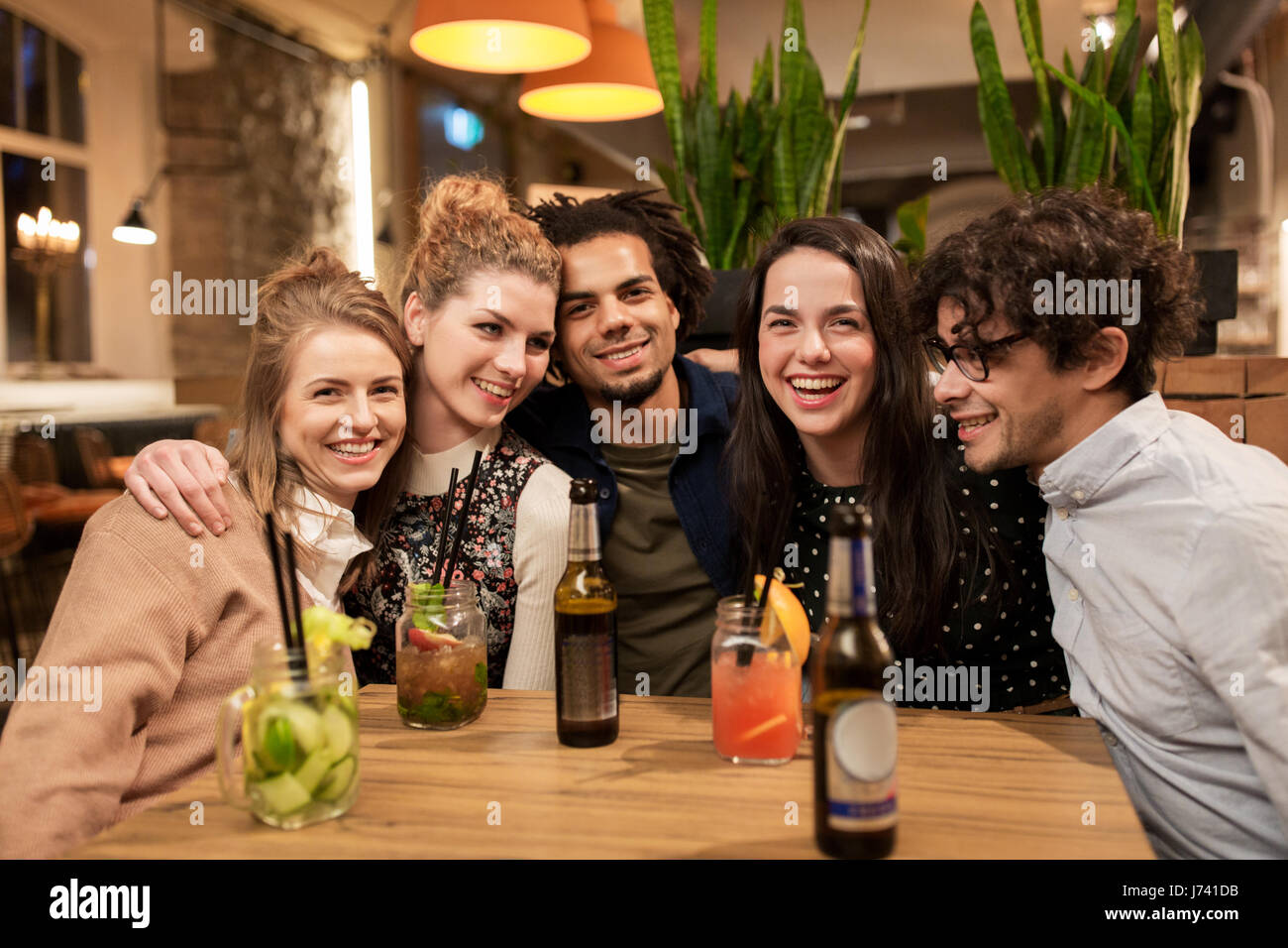 Glückliche Freunde bei einem Drink an Bar oder Café Stockfotografie - Alamy