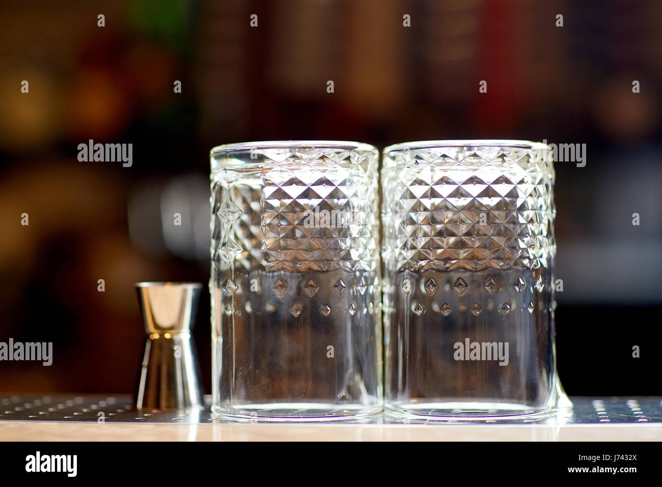 Vintage bartheke -Fotos und -Bildmaterial in hoher Auflösung – Alamy