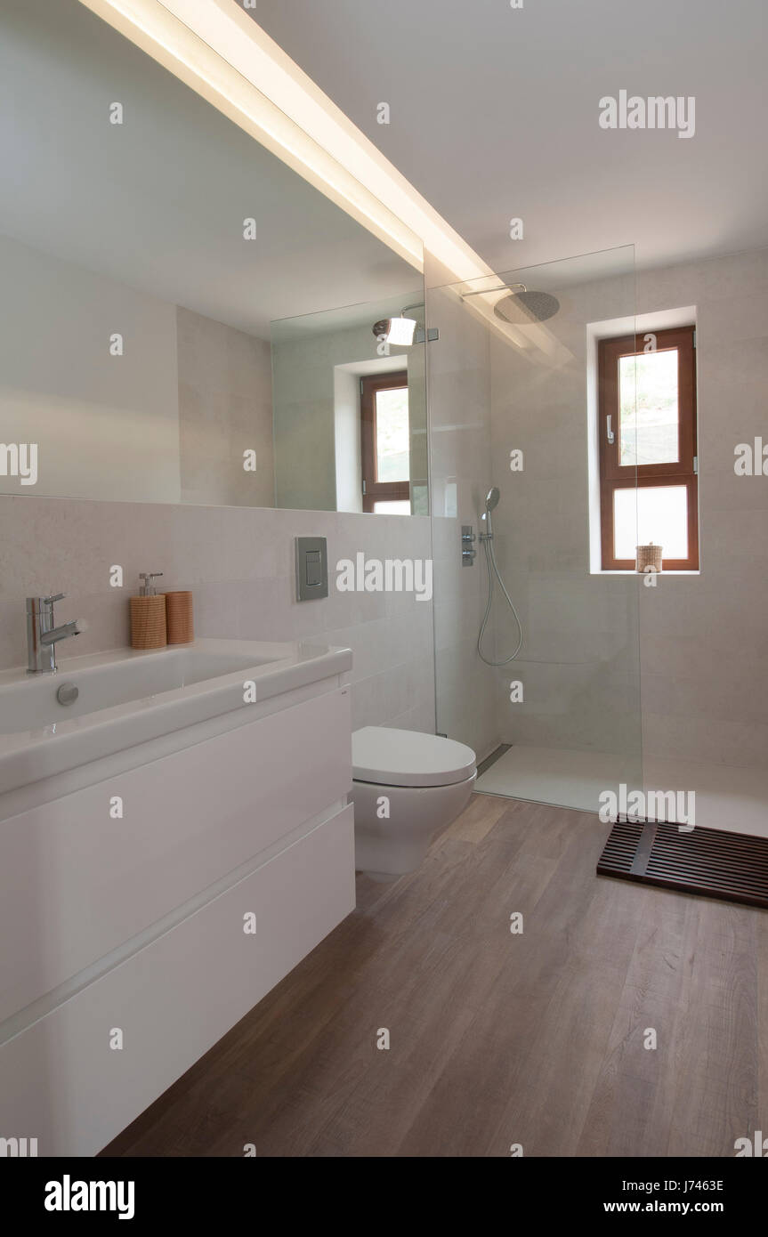 Toilette und waschbecken -Fotos und -Bildmaterial in hoher Auflösung ...