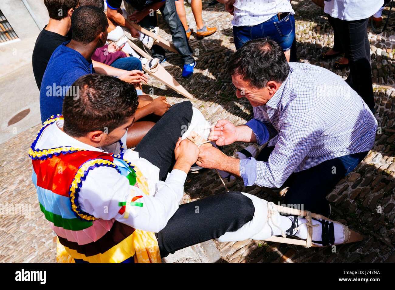 Tänzerinnen und Tänzer in den letzten Minuten. Berühmte folkloristische ...
