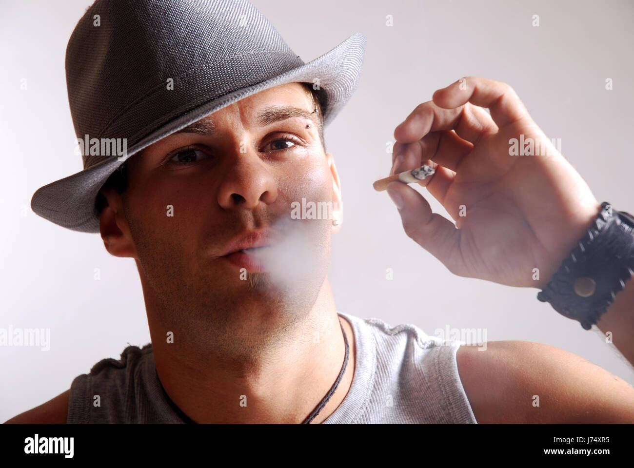 Raucht zigarette foto -Fotos und -Bildmaterial in hoher Auflösung – Alamy