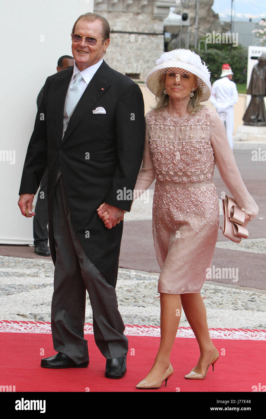 Britischer Schauspieler Sir Roger Moore und seine Frau Kristina kommen ...