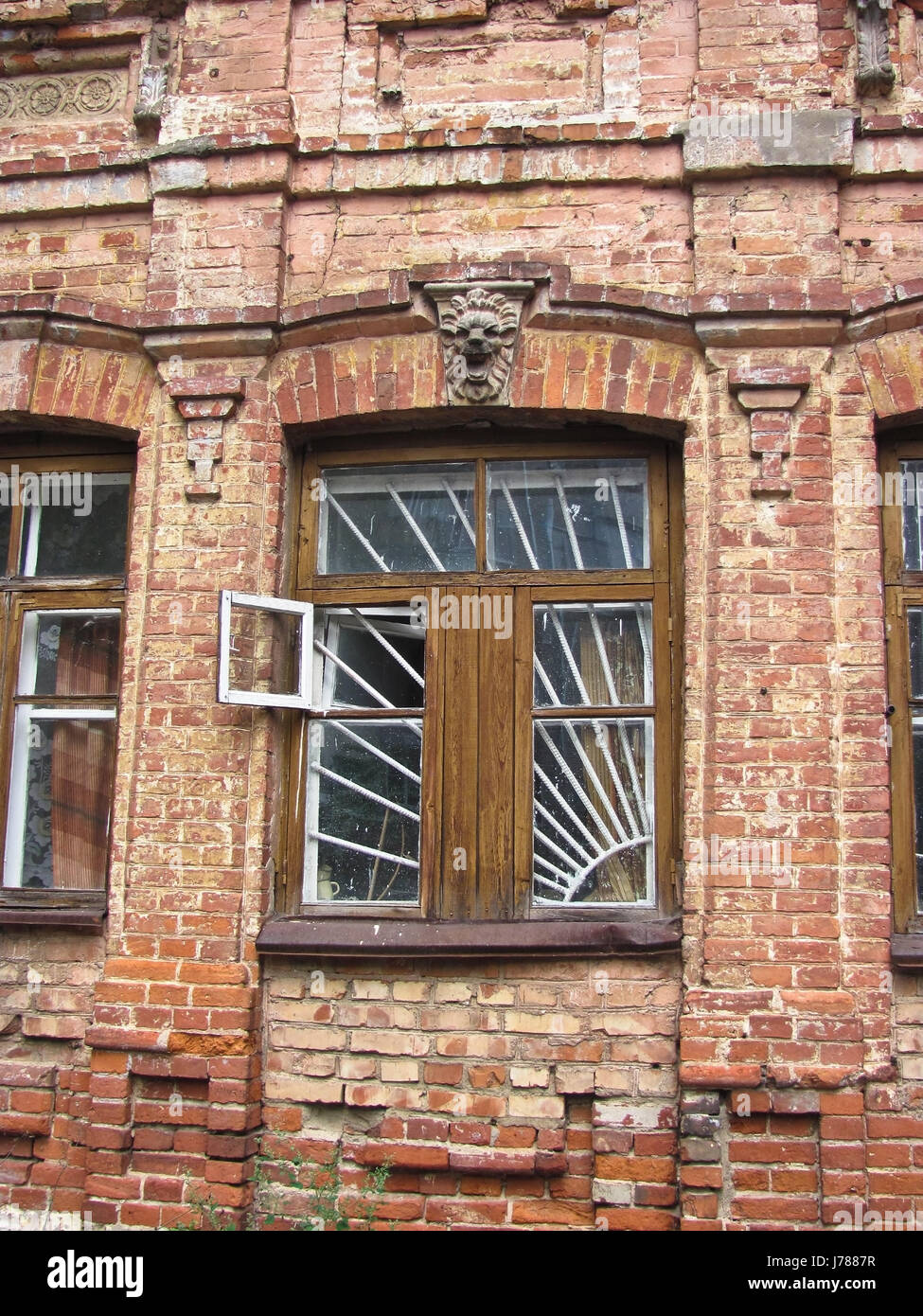 Fenster haus fassade -Fotos und -Bildmaterial in hoher Auflösung – Alamy