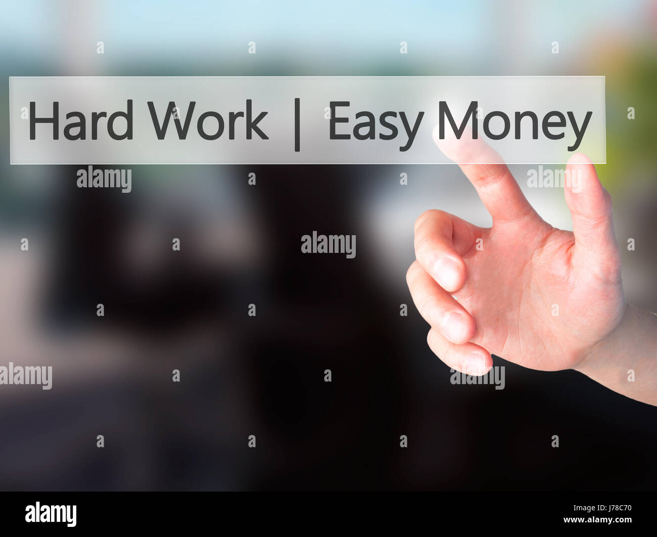 Harte Arbeit leicht verdientes Geld - Hand drücken einer Taste auf ...