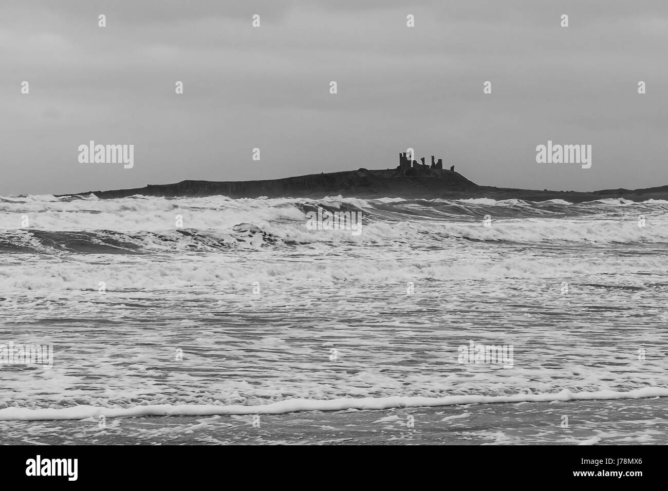 Goldener sand und blaues meer Schwarzweiß-Stockfotos und -bilder - Alamy