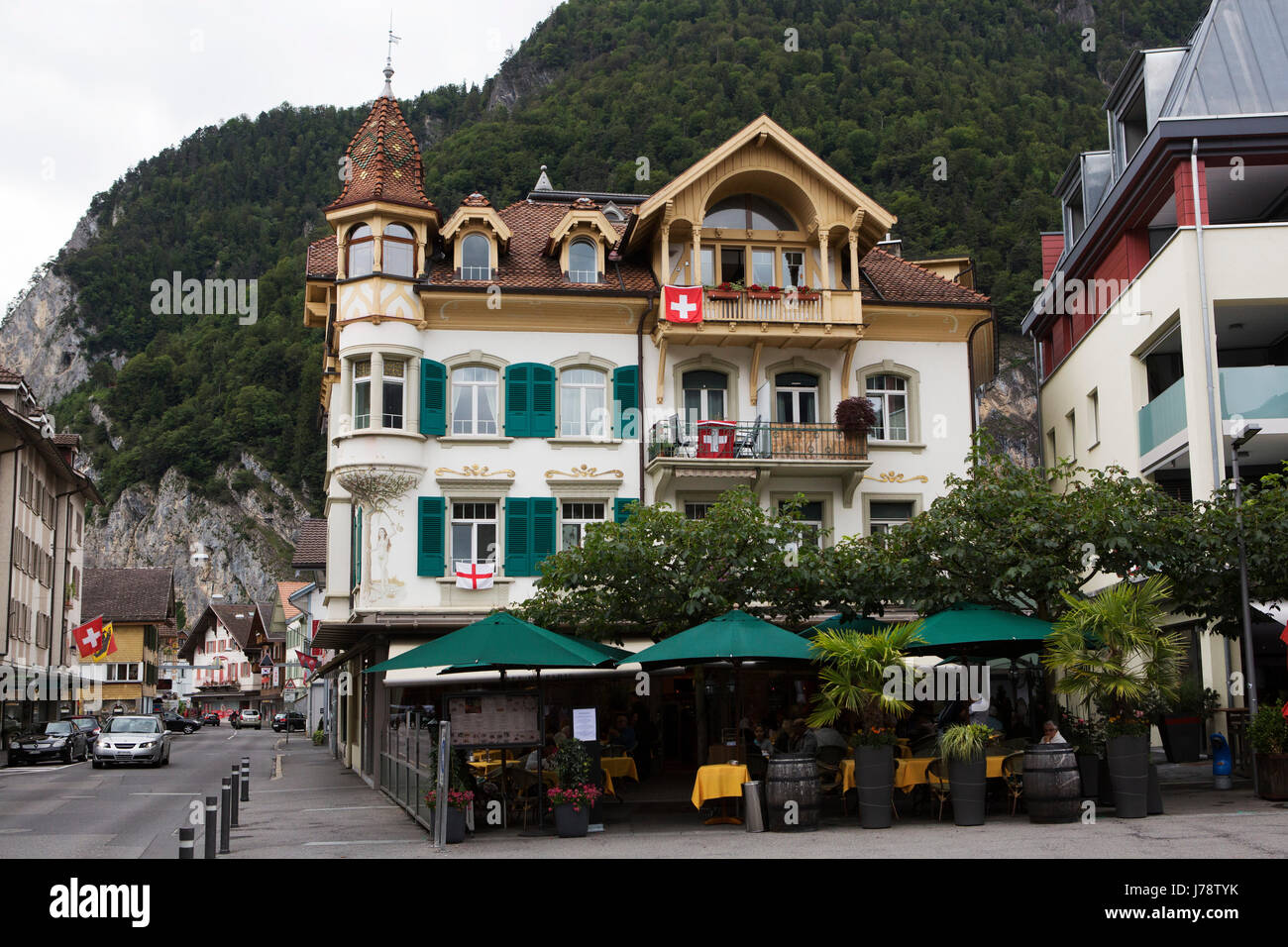 Restaurant in Interlaken in der Schweiz. Die Alpen-Turm über der ...