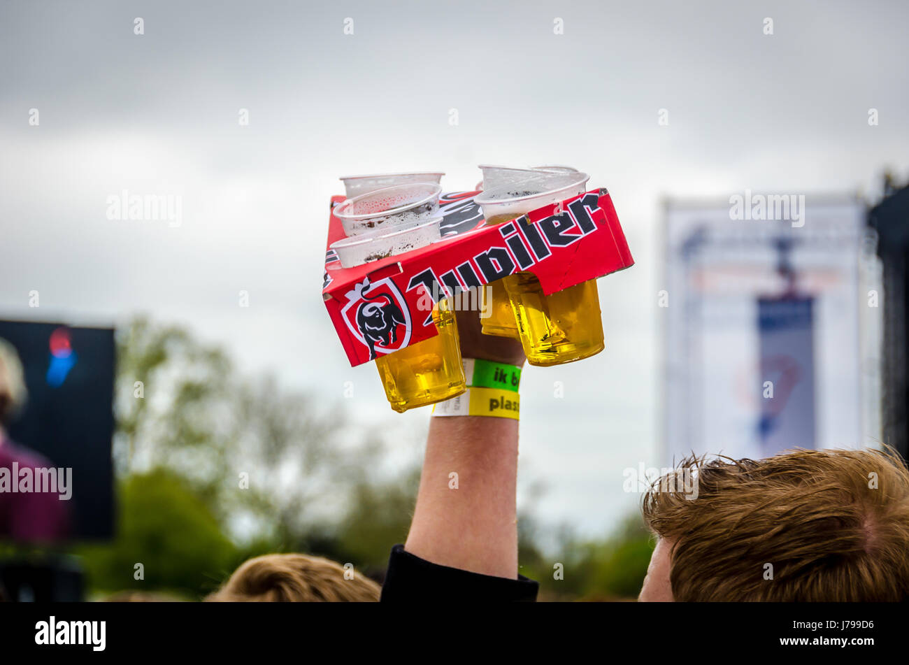 6 pack beer -Fotos und -Bildmaterial in hoher Auflösung – Alamy