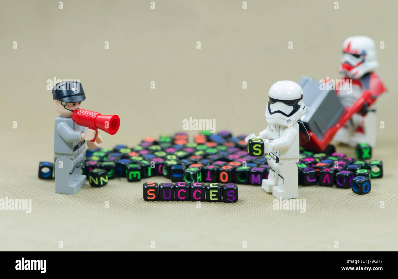 LEGO Starwars Minifiguren Stapeln Wort Erfolg mit bunten Alphabet ...
