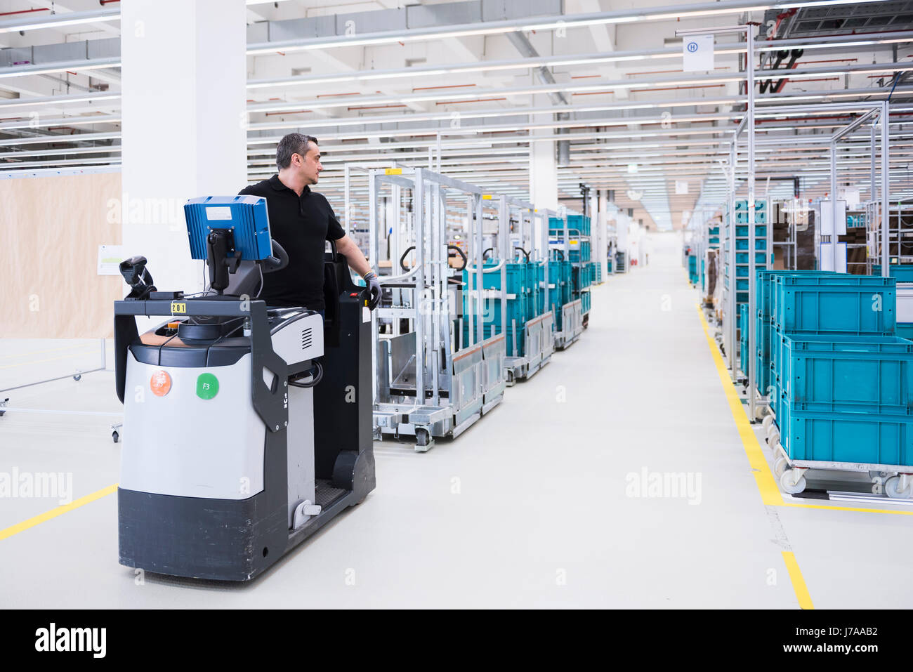 Mann fahren ein Routenzug in Fabrik Zeiterfassung/BDE Stockfotografie ...