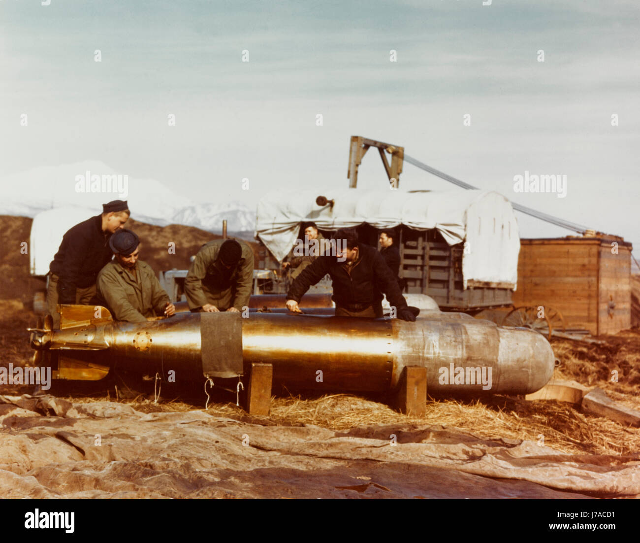 Mark 13 Torpedo ist durch Marine Ordnancemen, circa 1943 bedient ...