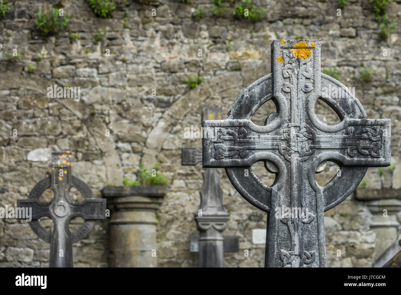 Keltisches Kreuz auf einem Grab auf einem Friedhof in Limerick, Irland Stockfotografie - Alamy