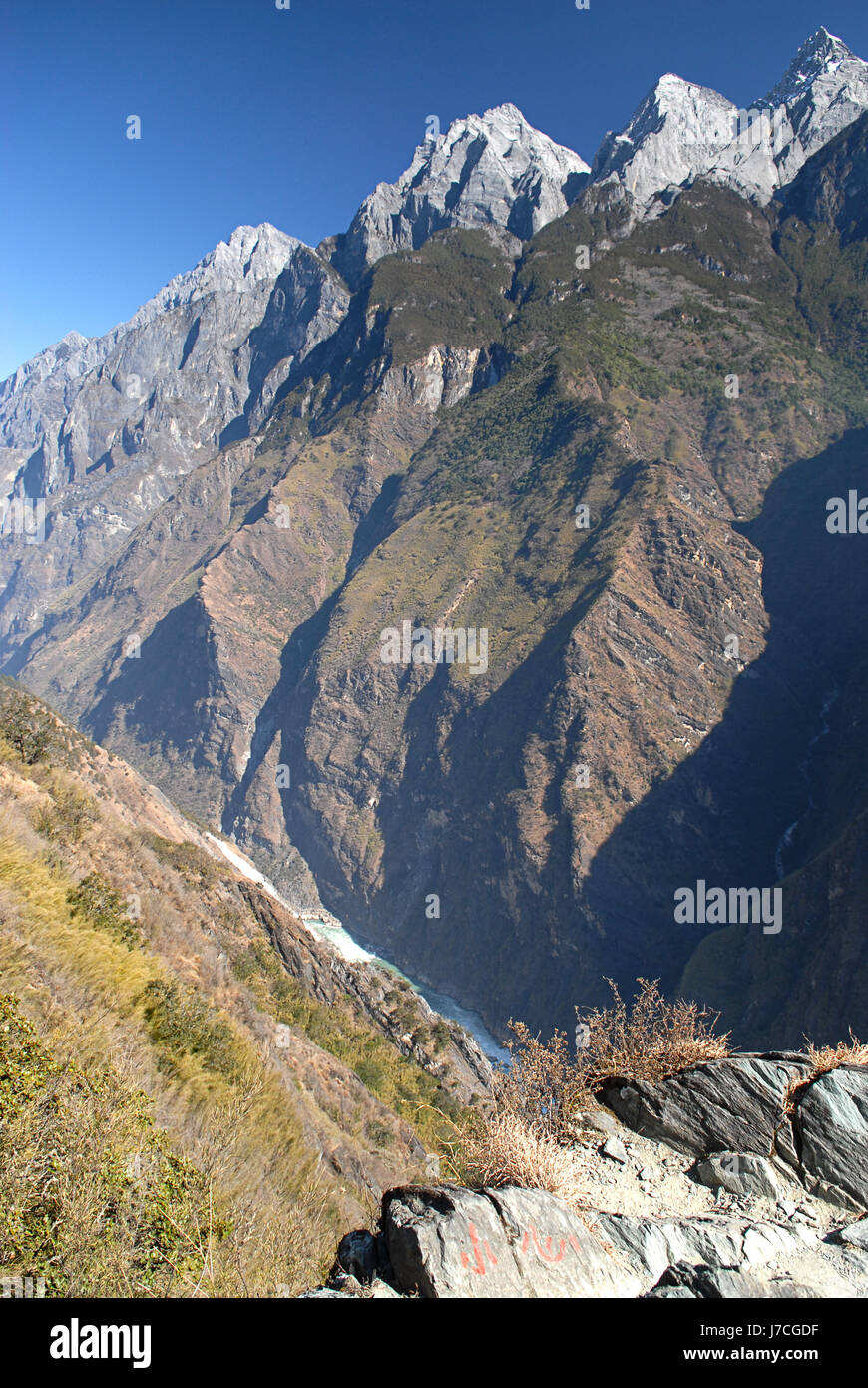 Die schlucht springen -Fotos und -Bildmaterial in hoher Auflösung – Alamy