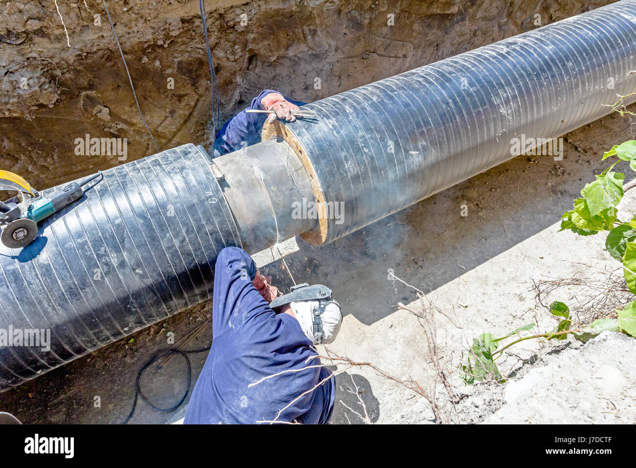 Arbeiten mit rohren auf einer baustelle -Fotos und -Bildmaterial in ...
