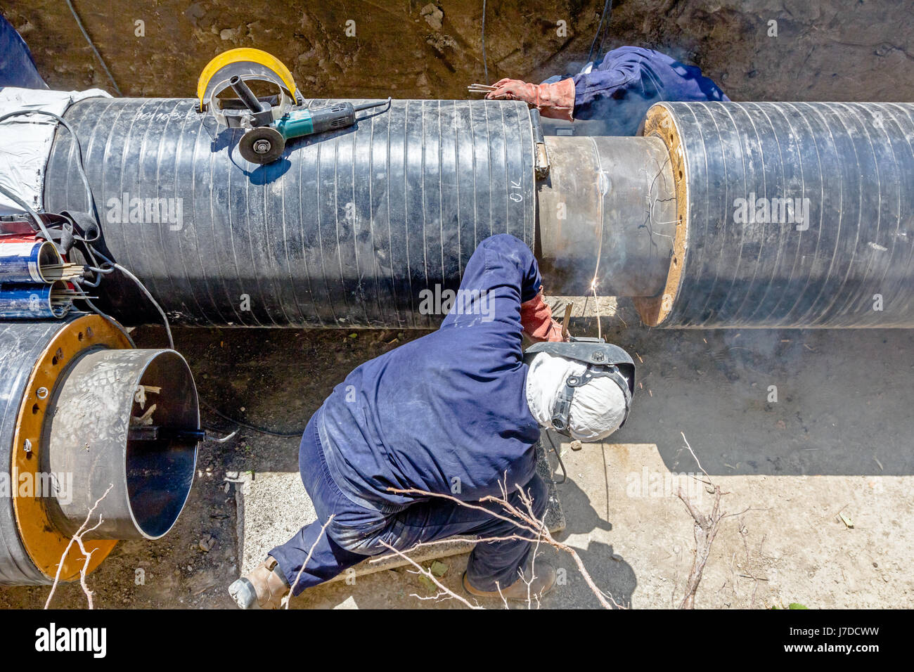 Arbeiten mit rohren auf einer baustelle -Fotos und -Bildmaterial in ...