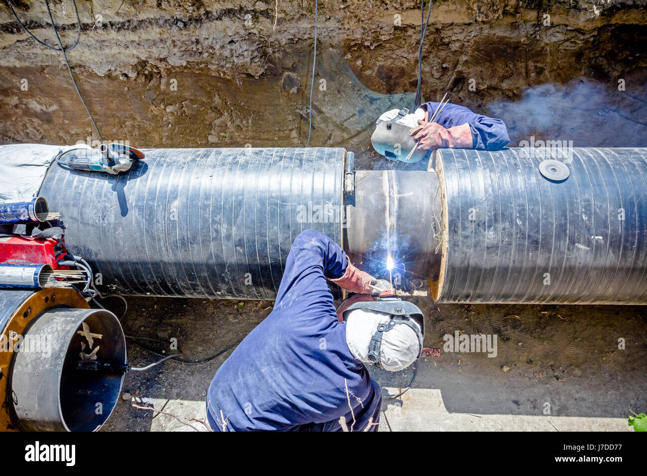 Team der Schweißer ist Graben hart arbeiten, um eine neue Pipeline zu ...