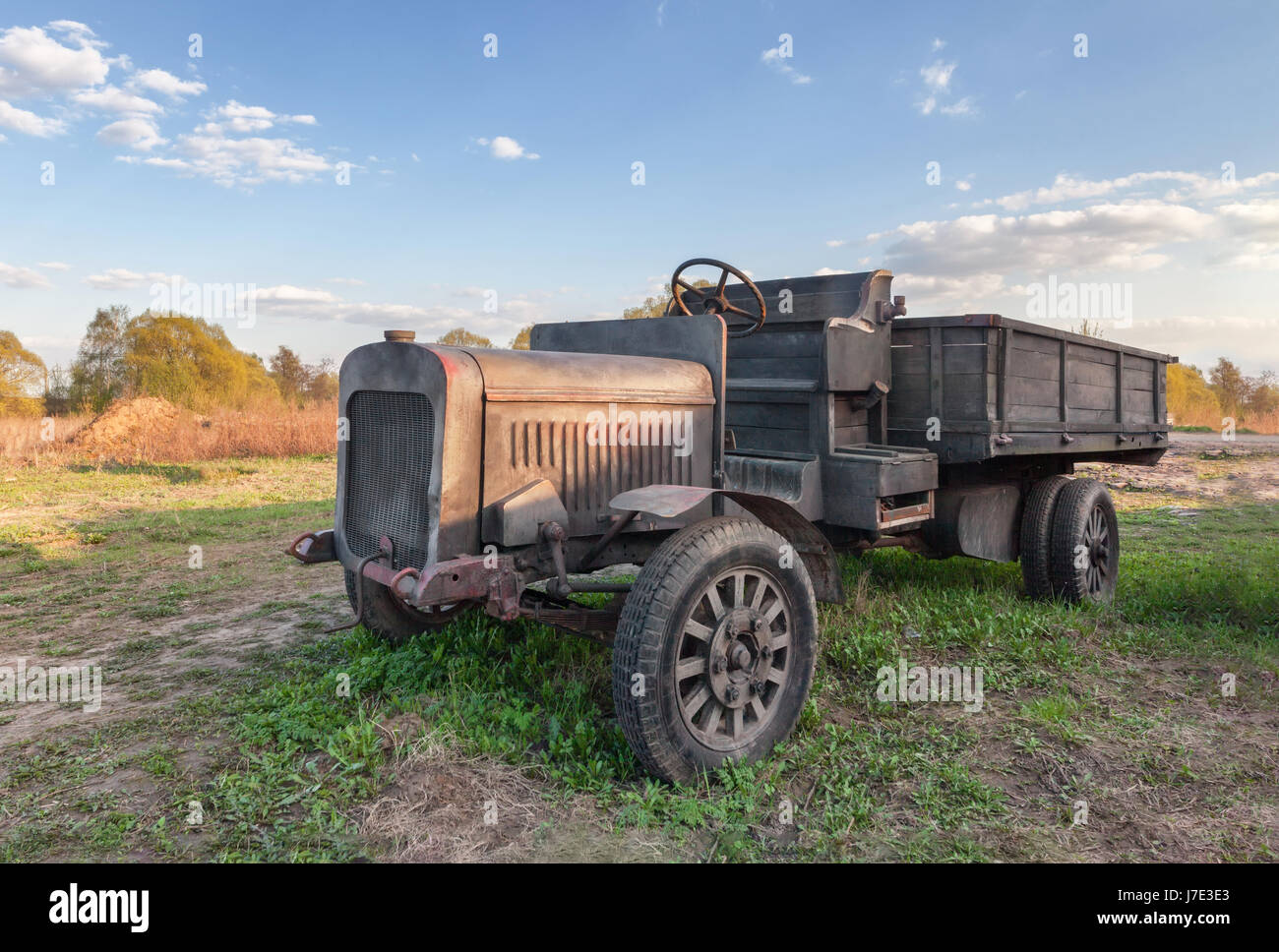 Vintage Stapler mit Holzbank unter dem Fahrer in ländlicher Lage ...