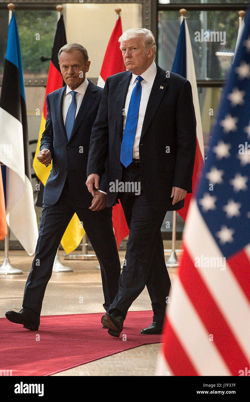 Brüssel, Belgien. 25. Mai 2017. US President Donald J. Trump (R) wird begrüßt von Donald Tusk ...