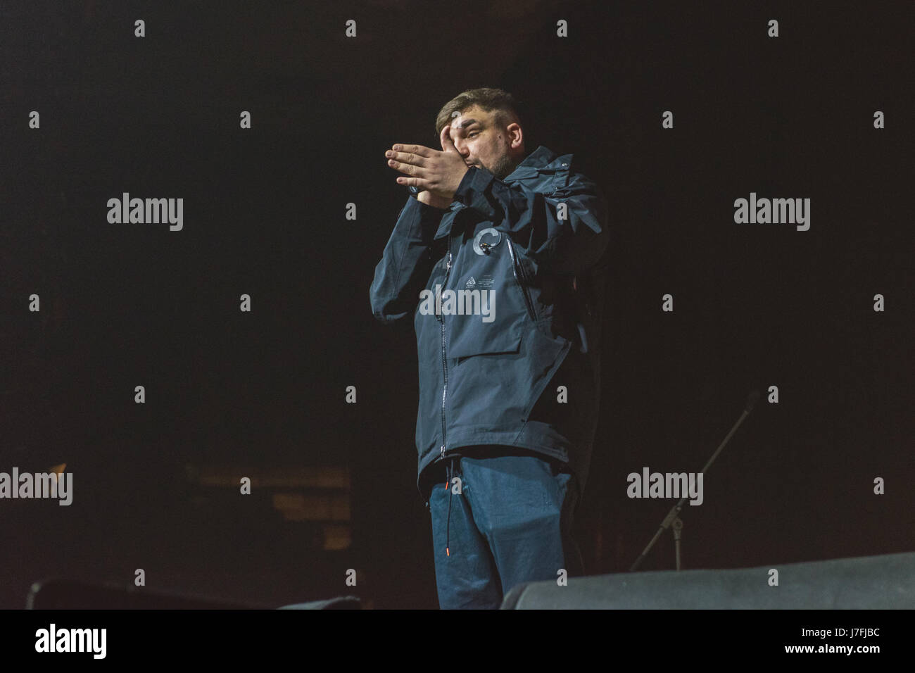 Female rapper microphone -Fotos und -Bildmaterial in hoher Auflösung ...