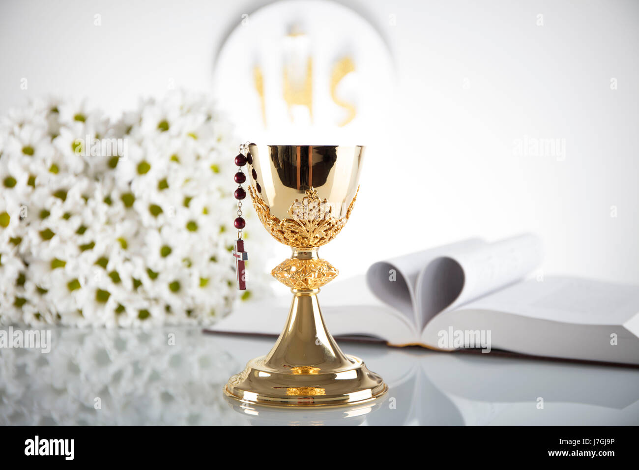 Erste Heilige Kommunion. Katholische Religion-Thema. Kruzifix, Bibel ...