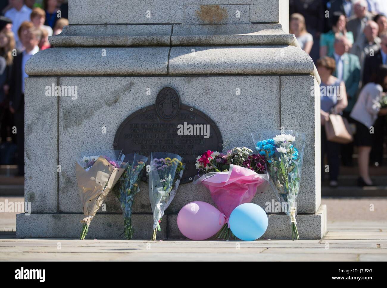 Blumen gelegt vor South Shields Rathaus, die Heimatstadt des Opfer ...