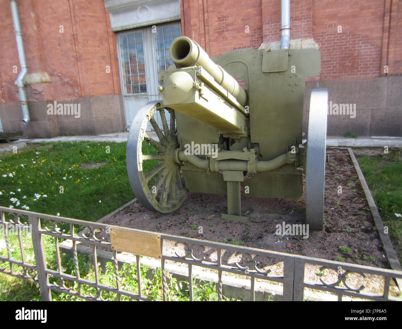 122 mm howitzer -Fotos und -Bildmaterial in hoher Auflösung – Alamy