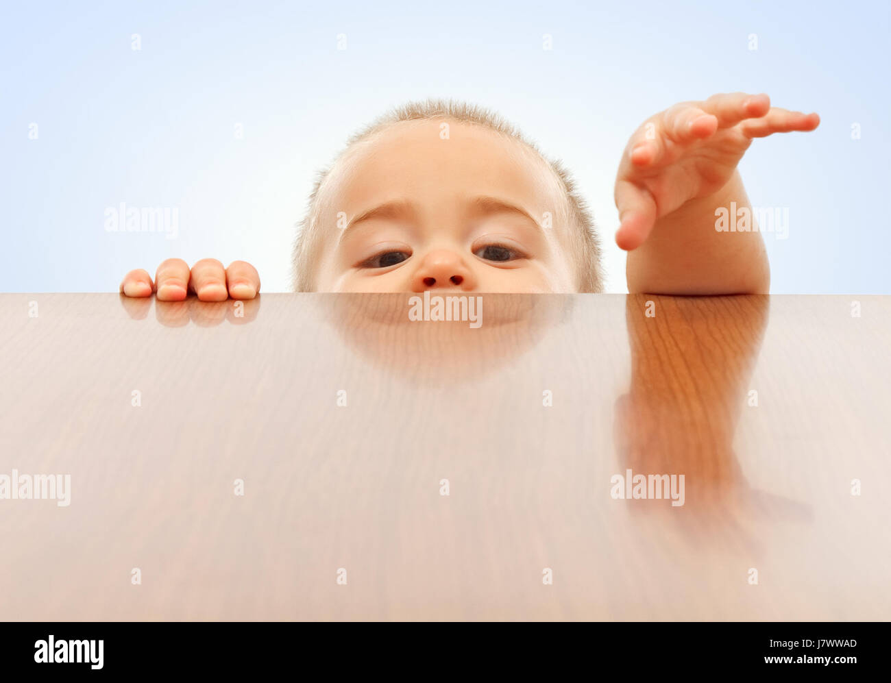 leere junge junge männliche junge Kind beobachten neugierig ...