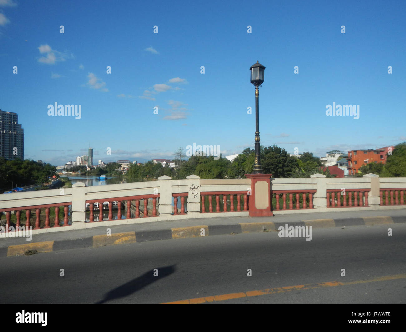 Dieses Bild zeigt die Dr. Sixto Antonio Avenue, Sandoval Bridge, in ...