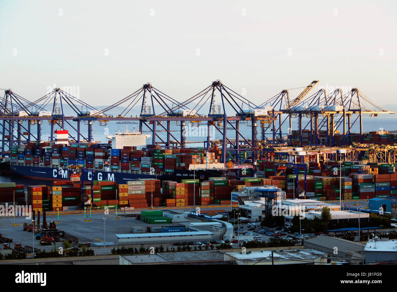 Shipping Container werden im Hafen von Piräus, in der Nähe von Athen ...