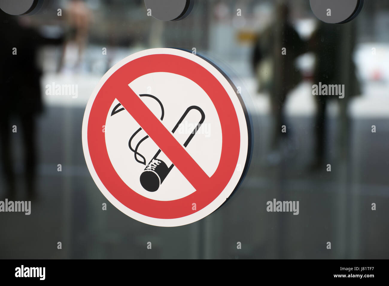 Nichtraucher hinweisschild -Fotos und -Bildmaterial in hoher Auflösung ...