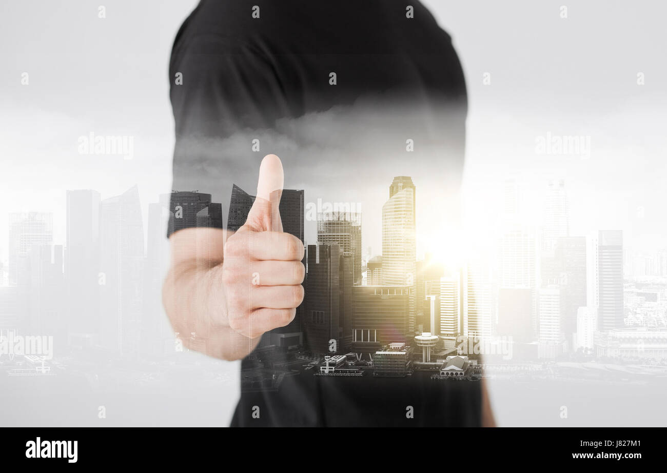 Mann, die Daumen nach oben zeigen Stockfotografie - Alamy