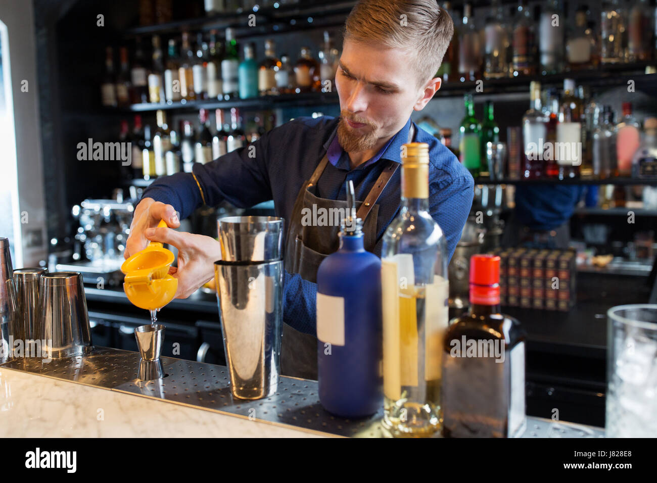 Saft barmann -Fotos und -Bildmaterial in hoher Auflösung – Alamy