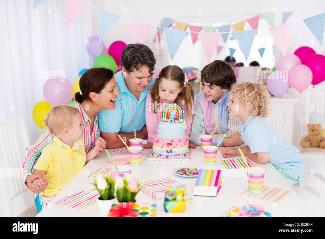 Kinder Geburtstagsparty mit Einhorn Regenbogen Kuchen für kleine ...