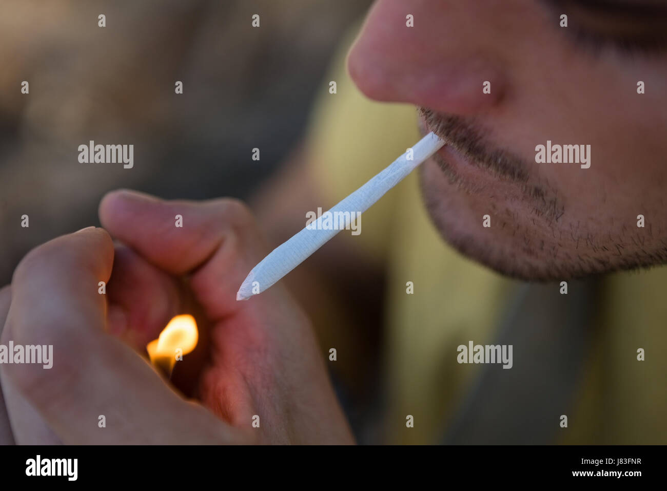 Rauchen gras urlaub -Fotos und -Bildmaterial in hoher Auflösung – Alamy