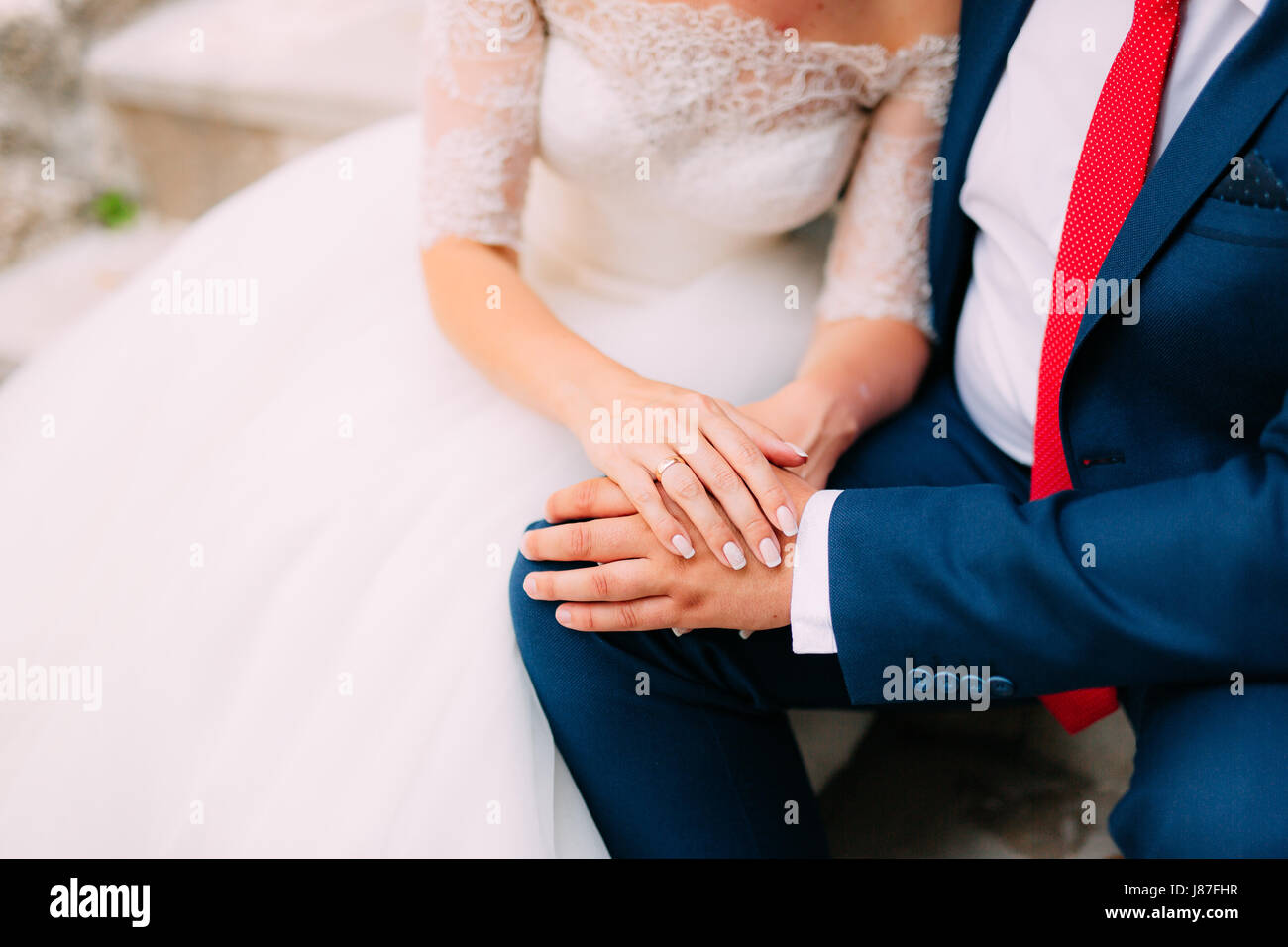 Die Hände des Brautpaares mit Ringen. Hochzeit in Montenegro ...