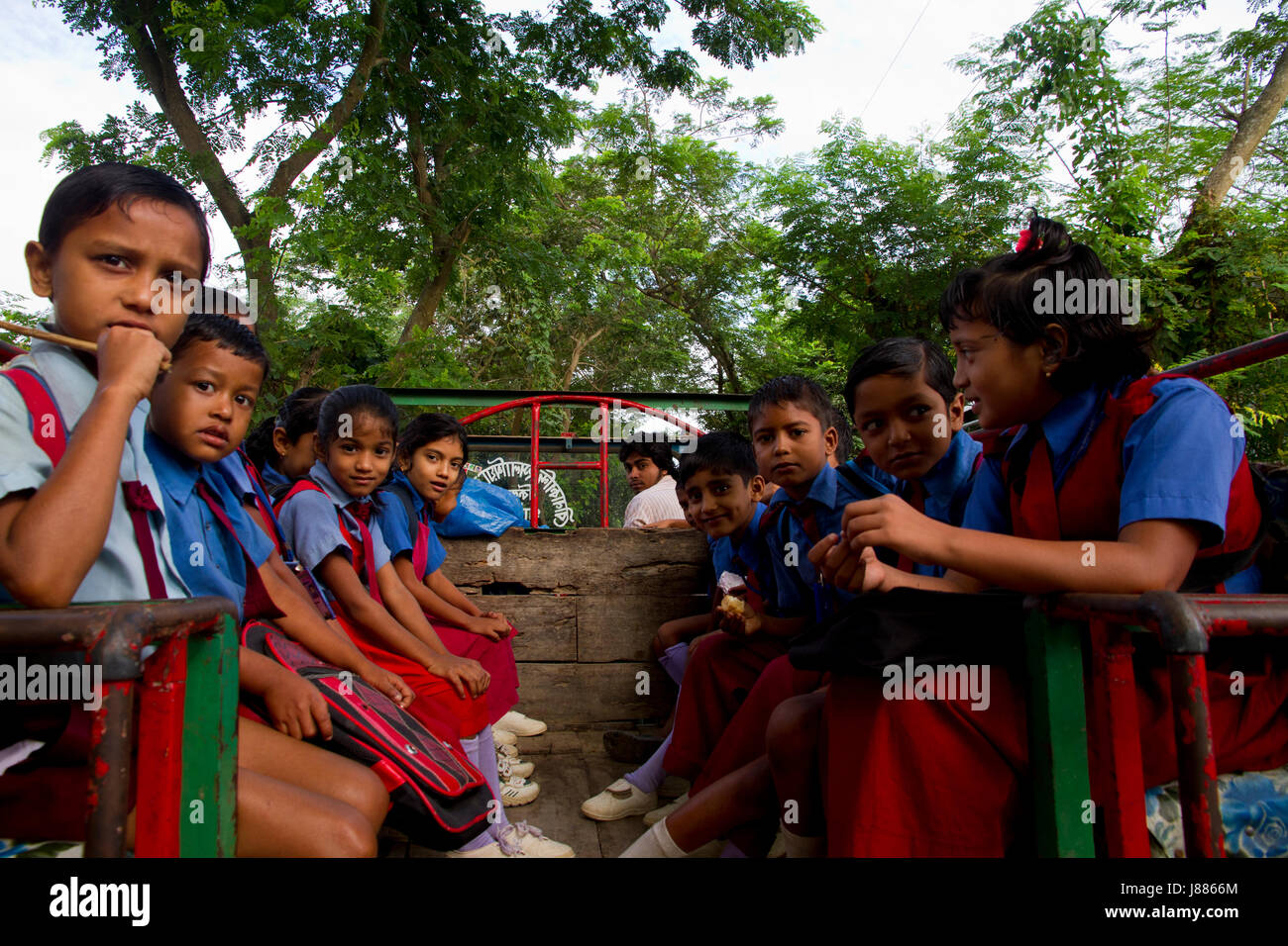 Kinder gehen zur schule -Fotos und -Bildmaterial in hoher Auflösung – Alamy