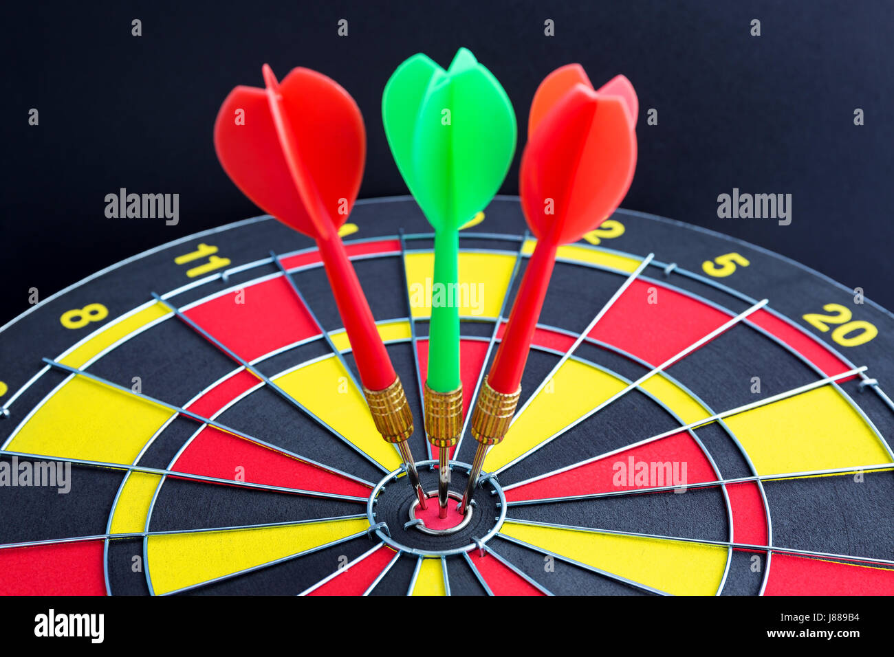 Dart Pfeil trifft in der Ziel-Mitte der Dartscheibe Stockfotografie - Alamy