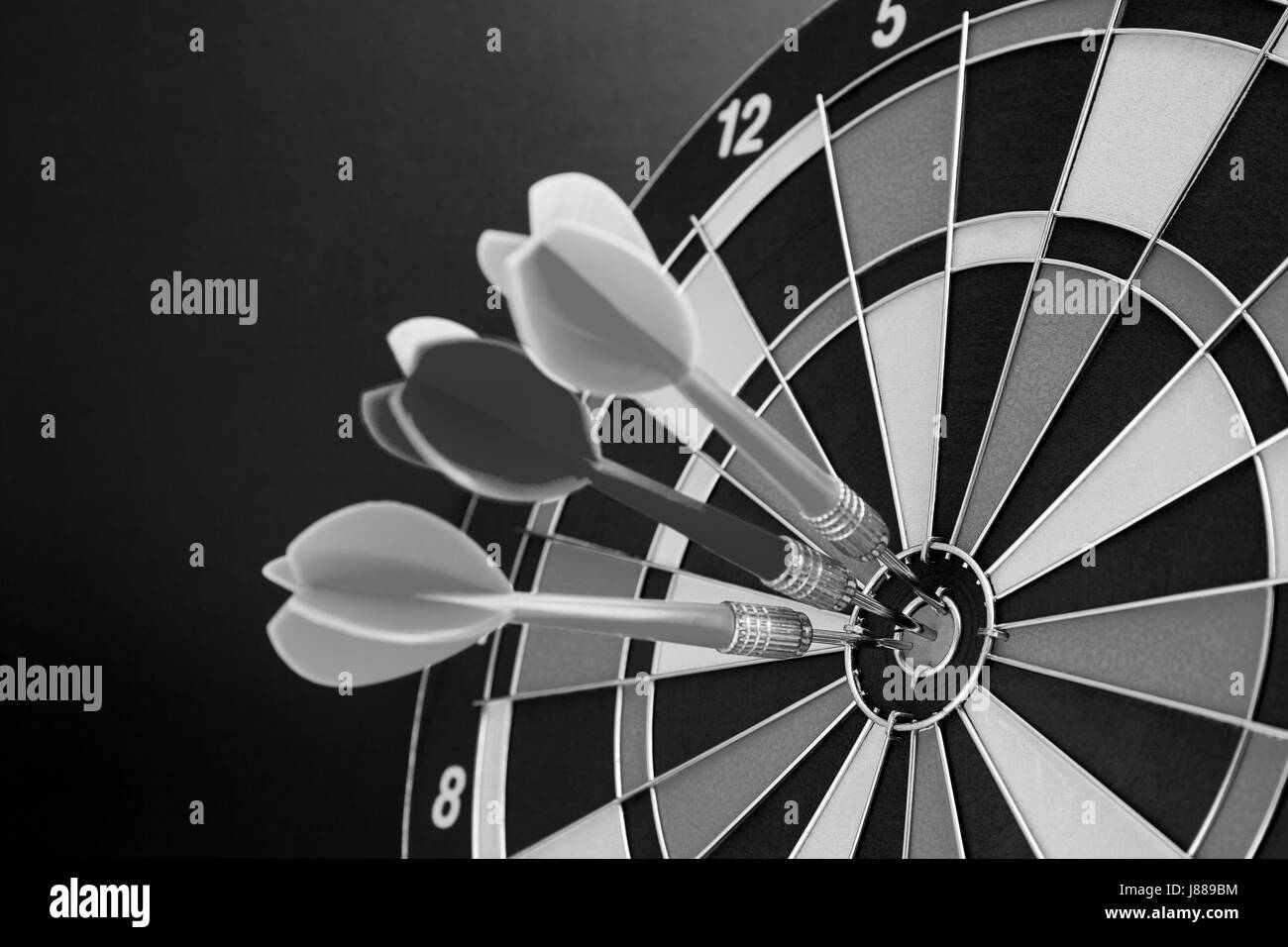 Dart Pfeil trifft in der Ziel-Mitte der Dartscheibe (Schwarzweiß ...