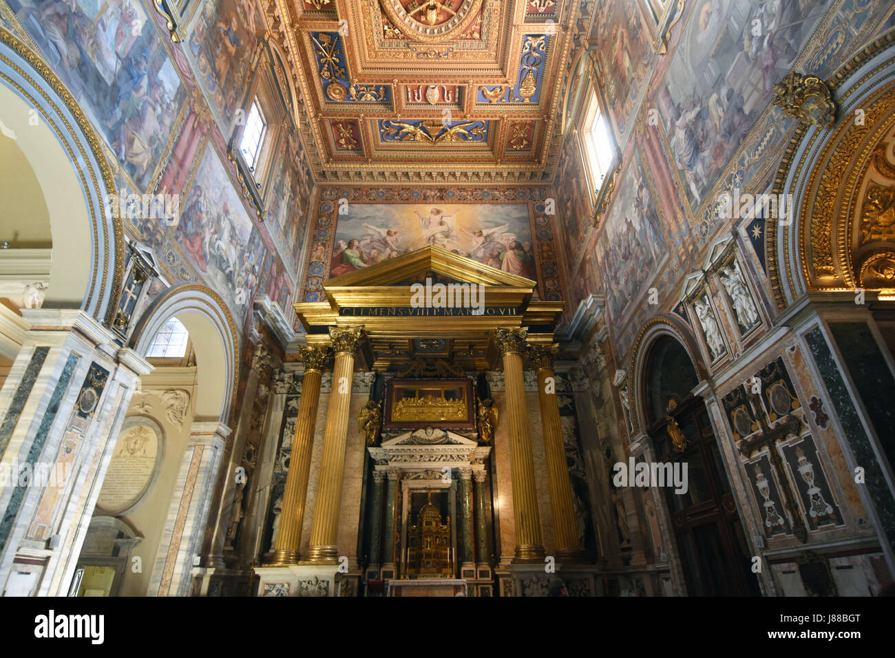 Basilika rom italien kirche kreuz -Fotos und -Bildmaterial in hoher ...
