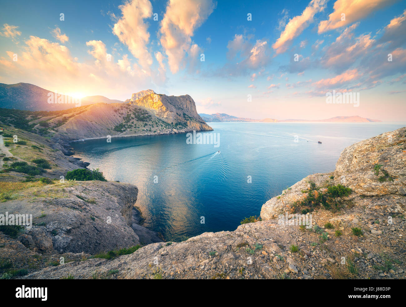 Berge blaues meer -Fotos und -Bildmaterial in hoher Auflösung – Alamy