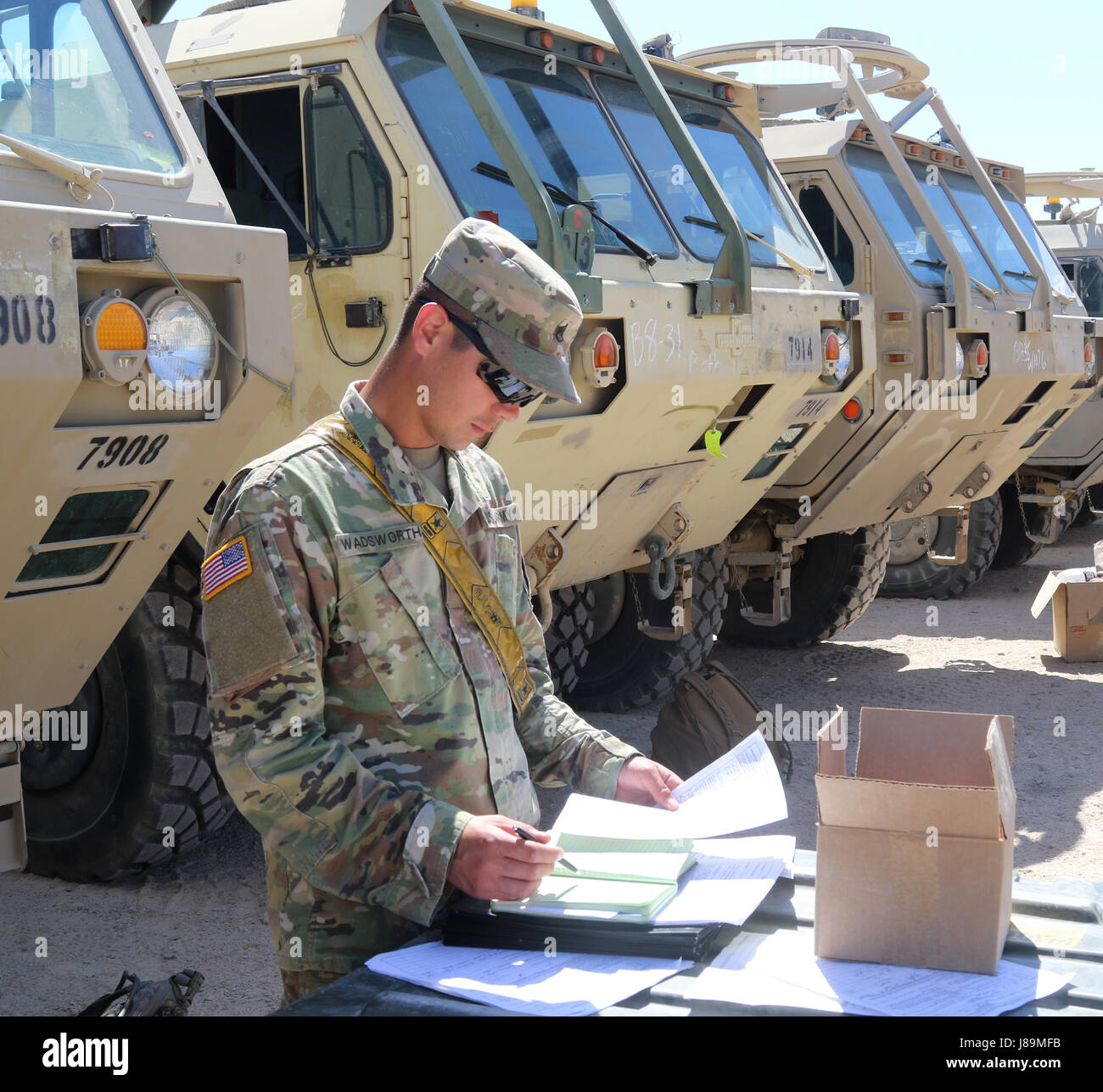 Kraftfahrzeugbetreiber der 539th Transportation Company prüfen die ...