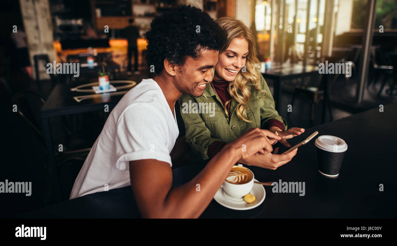 Freunde kaffee -Fotos und -Bildmaterial in hoher Auflösung – Alamy